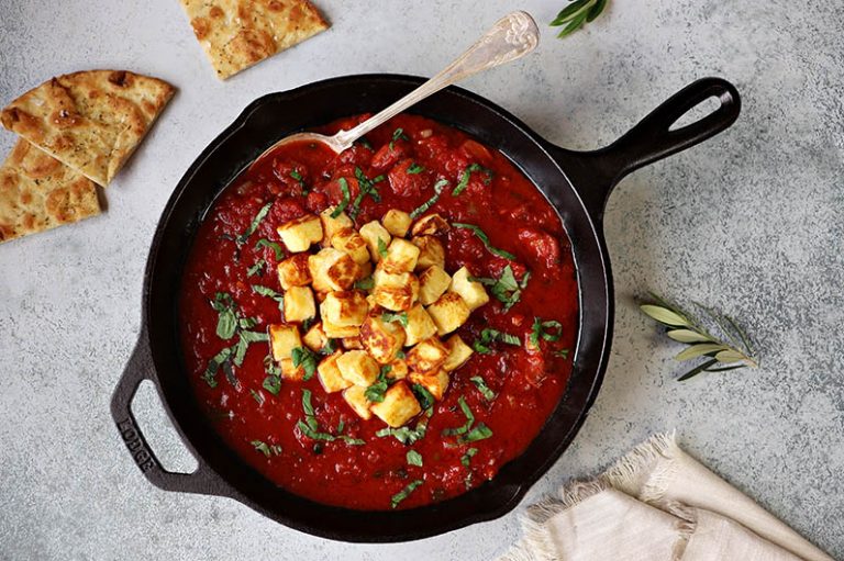 Korvgryta med grilloumi, färsk basilika och choritzo | Recept från Fontana